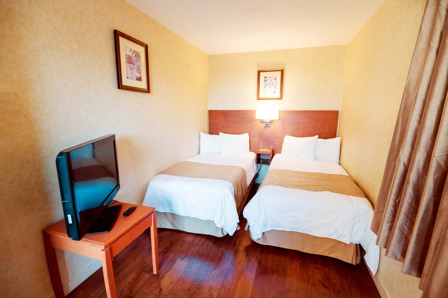 rooms – Rosslyn Inn & Suites